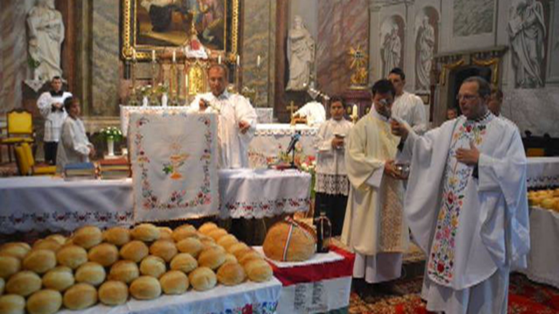 Rapping parish priest hopes to modernise church in Hungary | Euronews