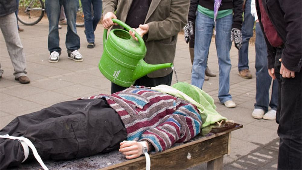 Man guilty of waterboarding girl, 11, under kitchen tap | Euronews