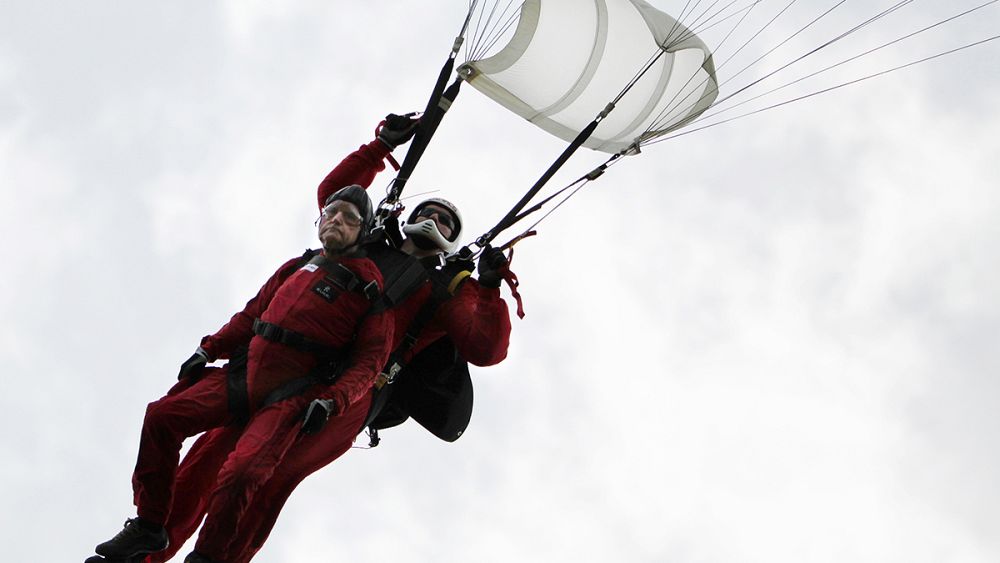 D-Day: 89-year-old veteran repeats parachute jump into Normandy | Euronews