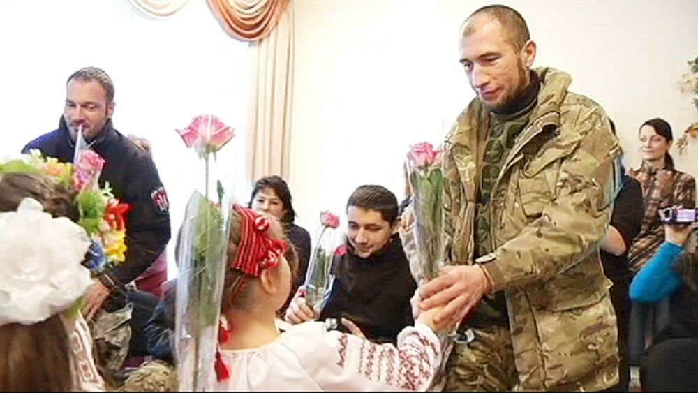 Children's tribute to Ukraine's 'cyborg' soldiers | Euronews