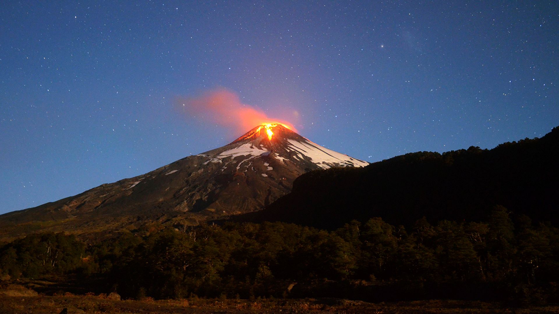 [Vidéos] Chili : le volcan Villarrica crache de la lave et inquiète ...
