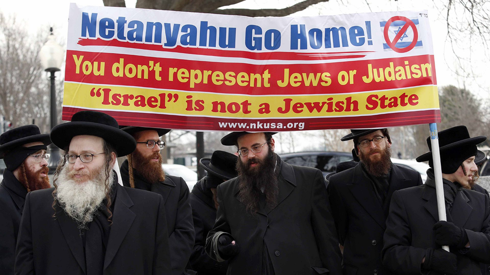 Pro- and anti-Netanyahu protesters cry out from Capitol Hill | Euronews