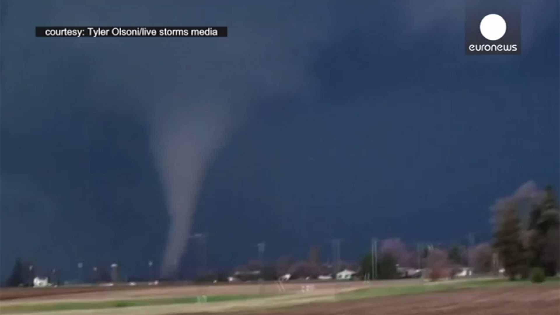 [Watch] Scary close-up footage of giant tornado in Illinois | Euronews