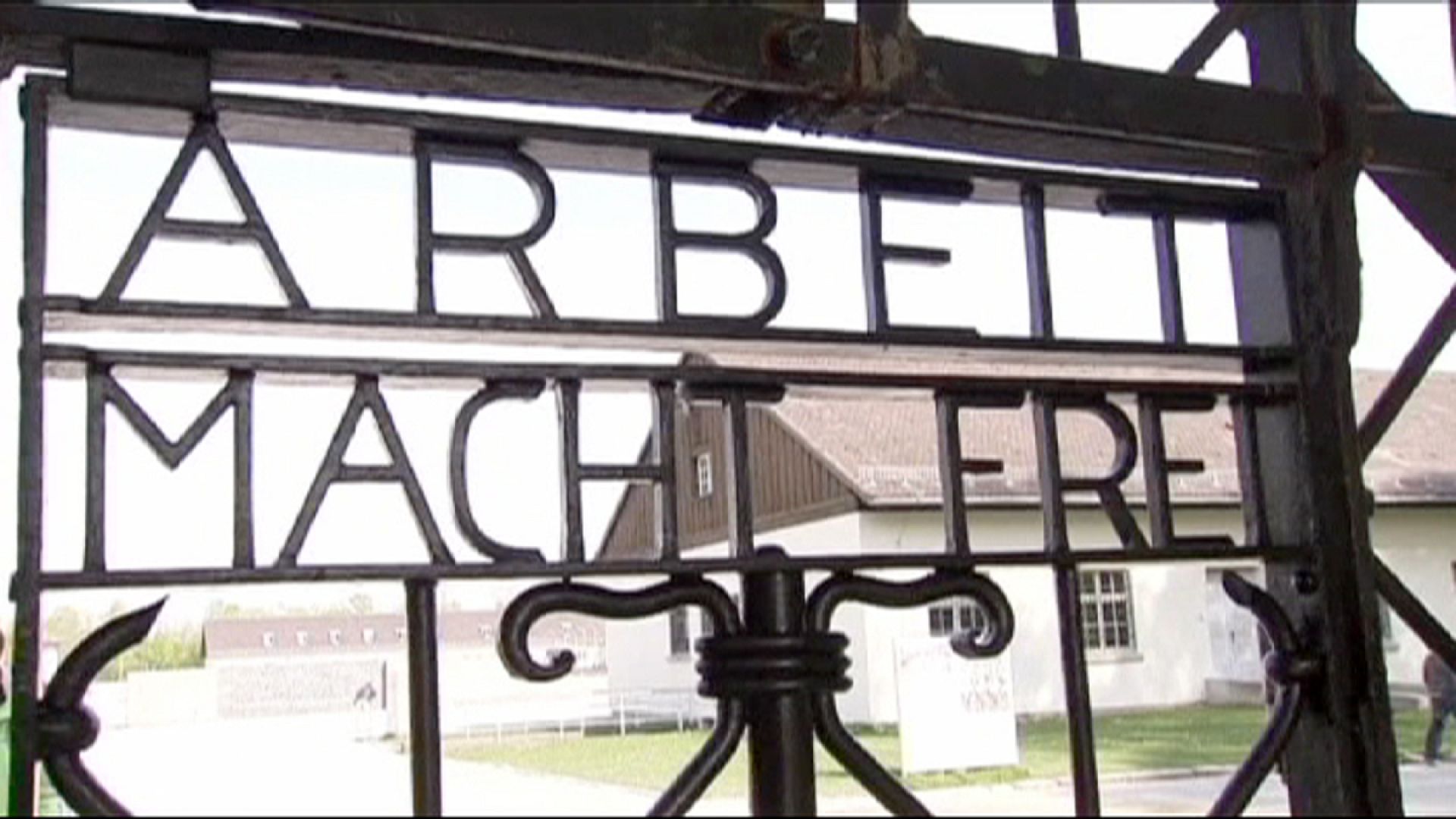 Video. Replica of Nazi camp gate installed at Dachau | Euronews