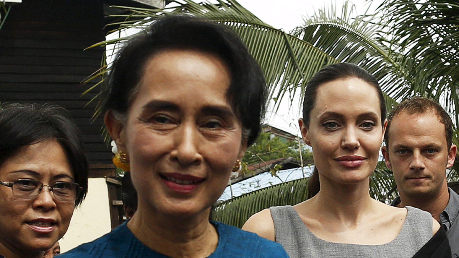 Aung San Suu Kyi welcoms Angela Jolie to Myanmar | Euronews