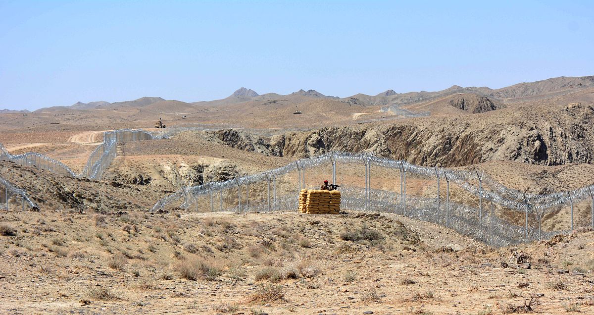 Pakistan is spending $483 million on chain-link fencing for 1,500-mile ...