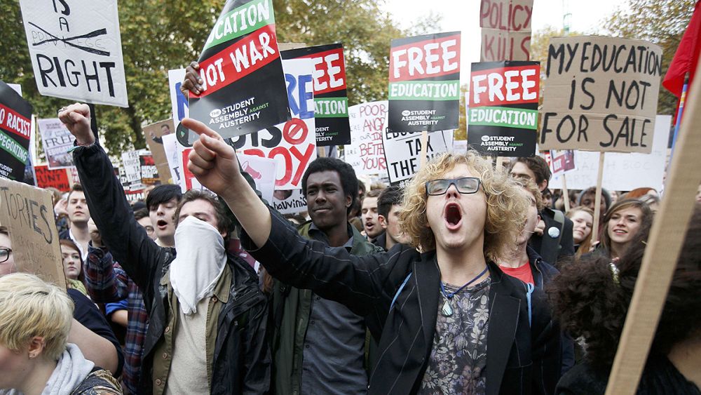 VIDEO : UK Police and students clash during protest over university ...