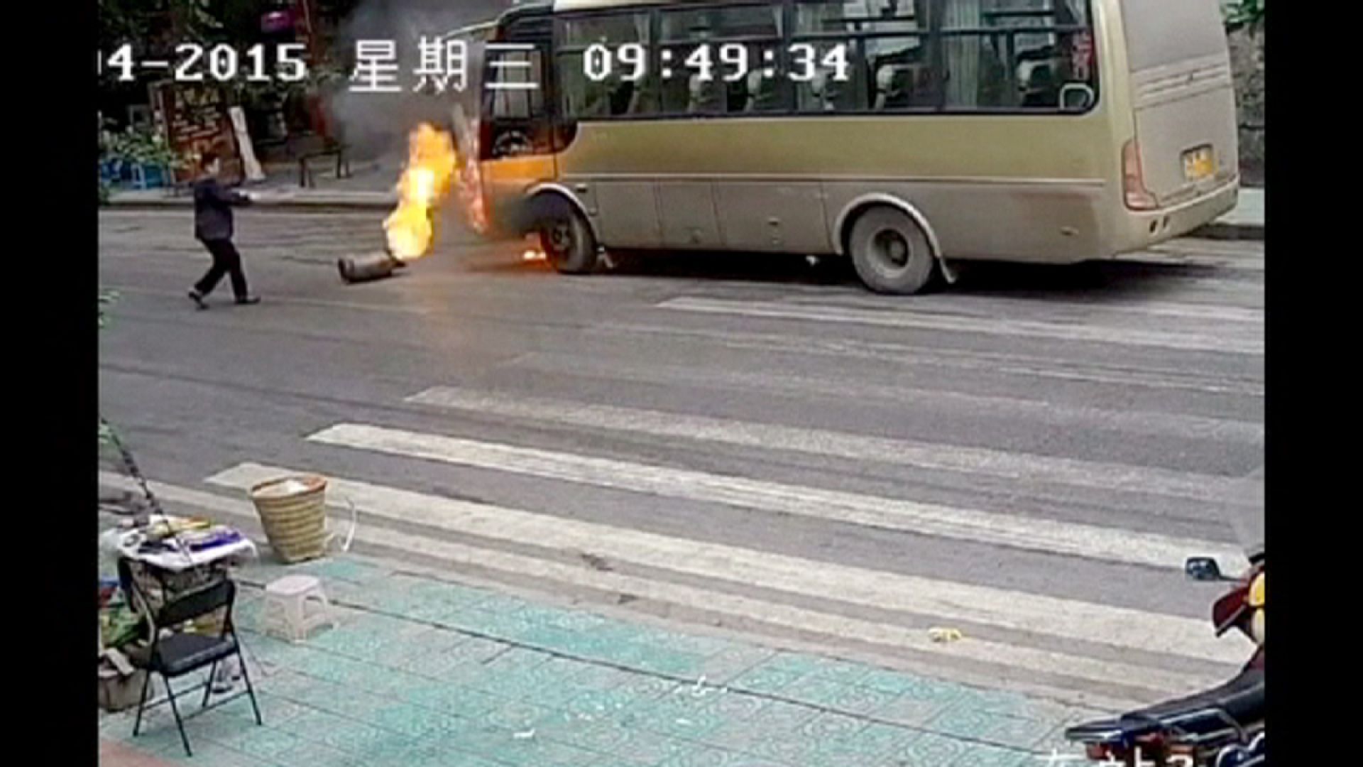 Video. Rolling gas cylinder causes bus fire in southwest China | Euronews