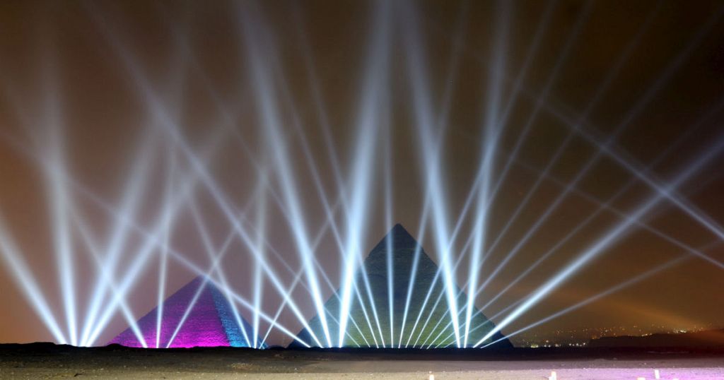 Egypt: Pyramids light up for New Year | Africanews