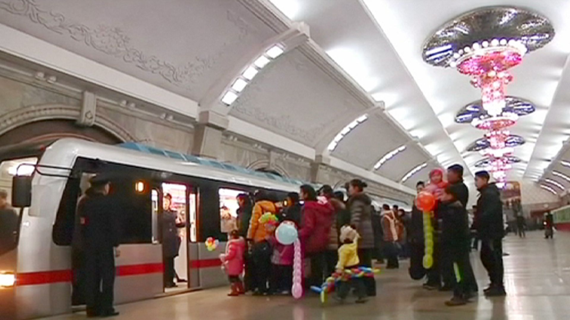 Vídeo. Corea del Norte: el nuevo tren del metro de Pyongyang, fuente de ...