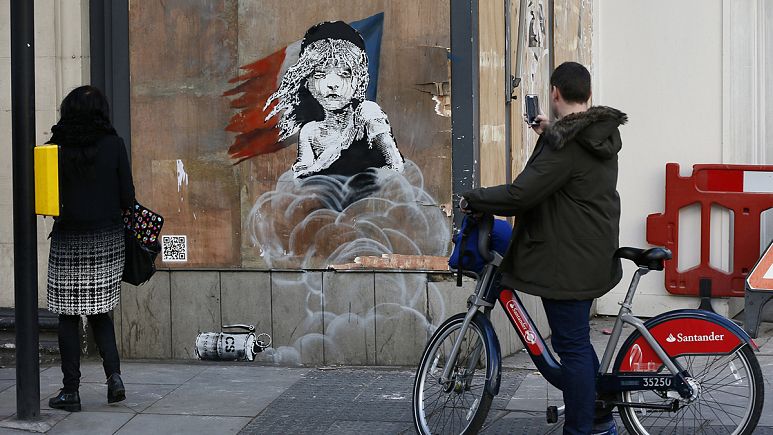 "Les Miserables": Banksy sprüht Graffiti für Migranten von Calais ...