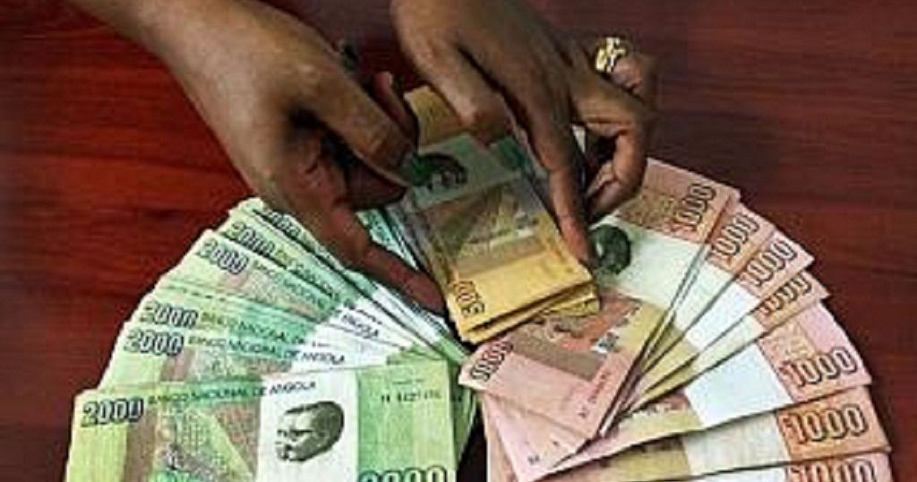 Angola's currency continues its free fall | Africanews