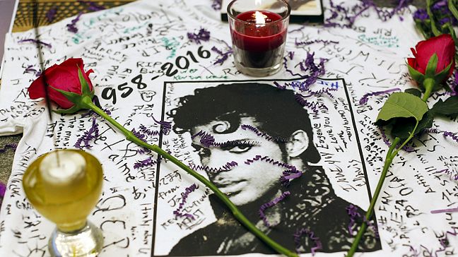 Prince fans pay tribute outside star's home in Minnesota | Euronews