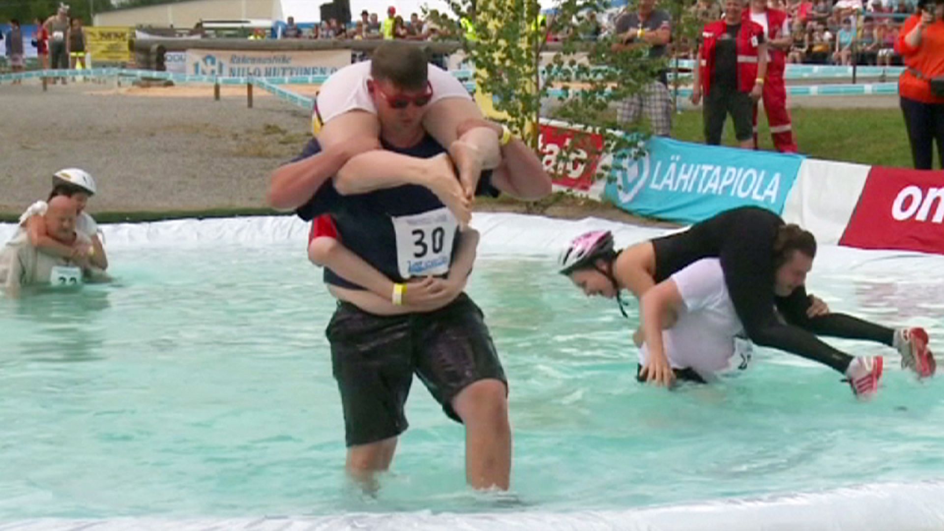 Video. Wife carrying world championship in Finland | Euronews