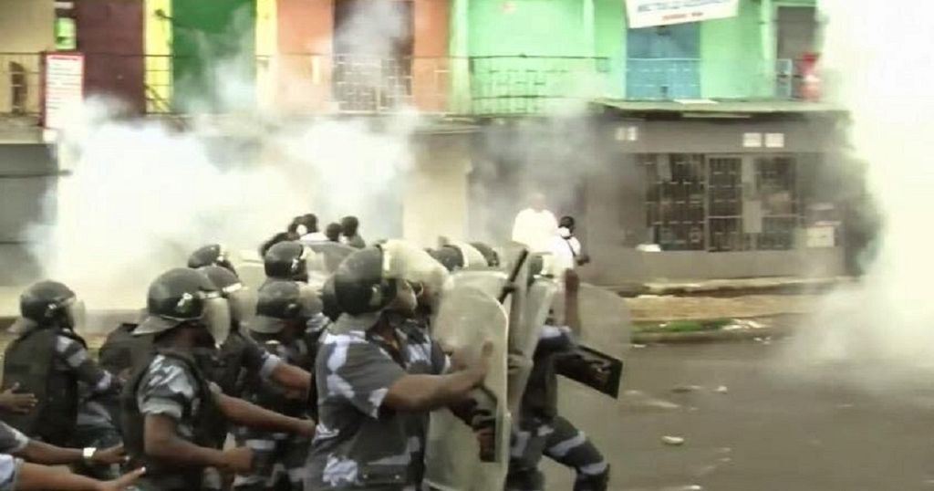 Gabon police charge at protesters | Africanews