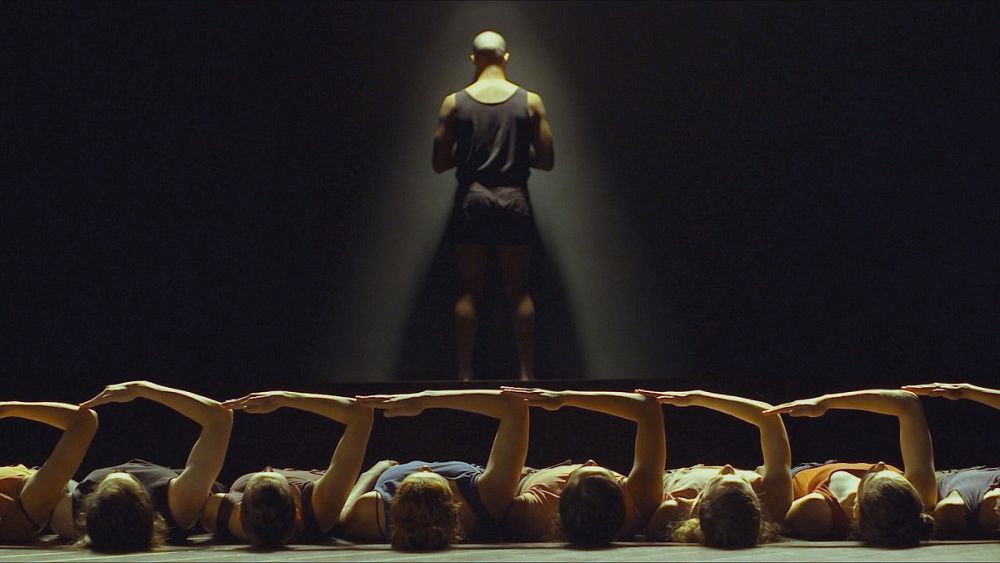 "Mr. Gaga": coreógrafo israelita Ohad Naharin dá-nos vontade de dançar ...