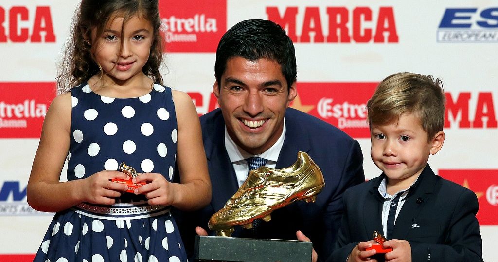 Luis Suarez' kids present the European Golden Boot trophy to him ...