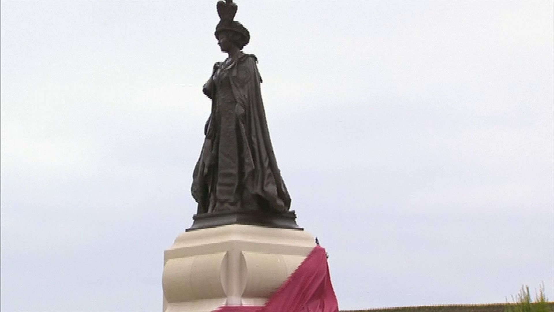 Britain's royals unveil Queen Mother statue | Euronews