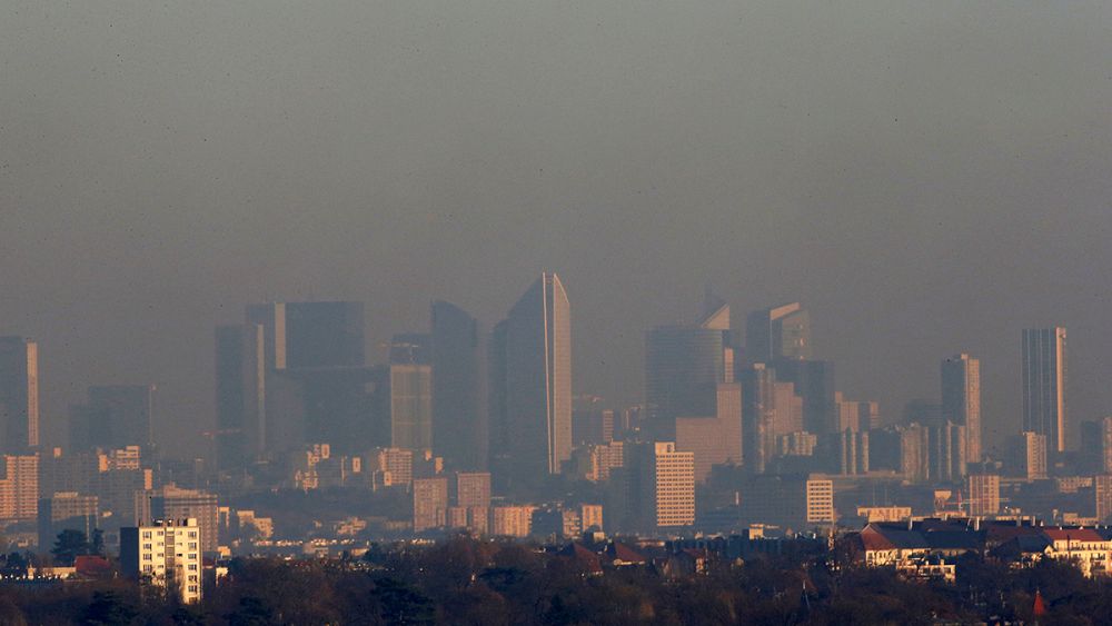 Smog in Paris as pollution levels soar | Euronews