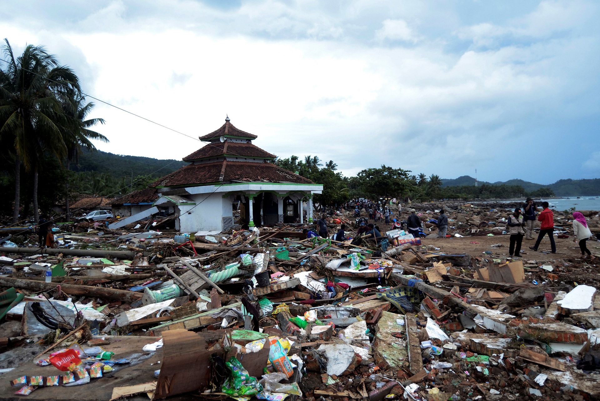 Why a tsunami struck Indonesia without warning | Euronews