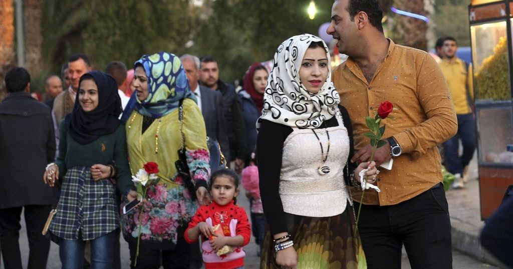 Iraqis paint Baghdad red on Valentine's Day despite tensions | Africanews