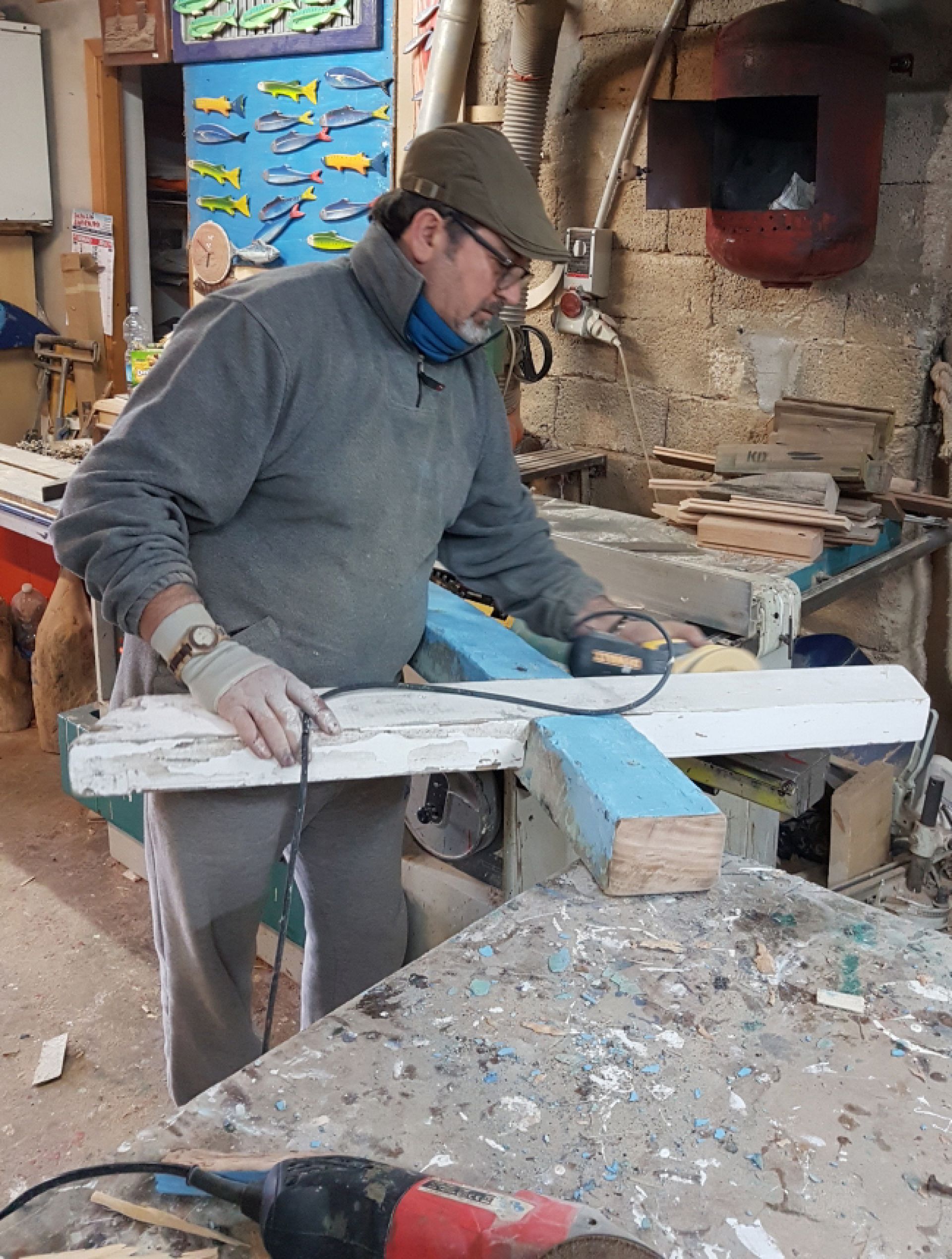 Carpenters in Sicily craft crosses to highlight ongoing migrant crisis ...