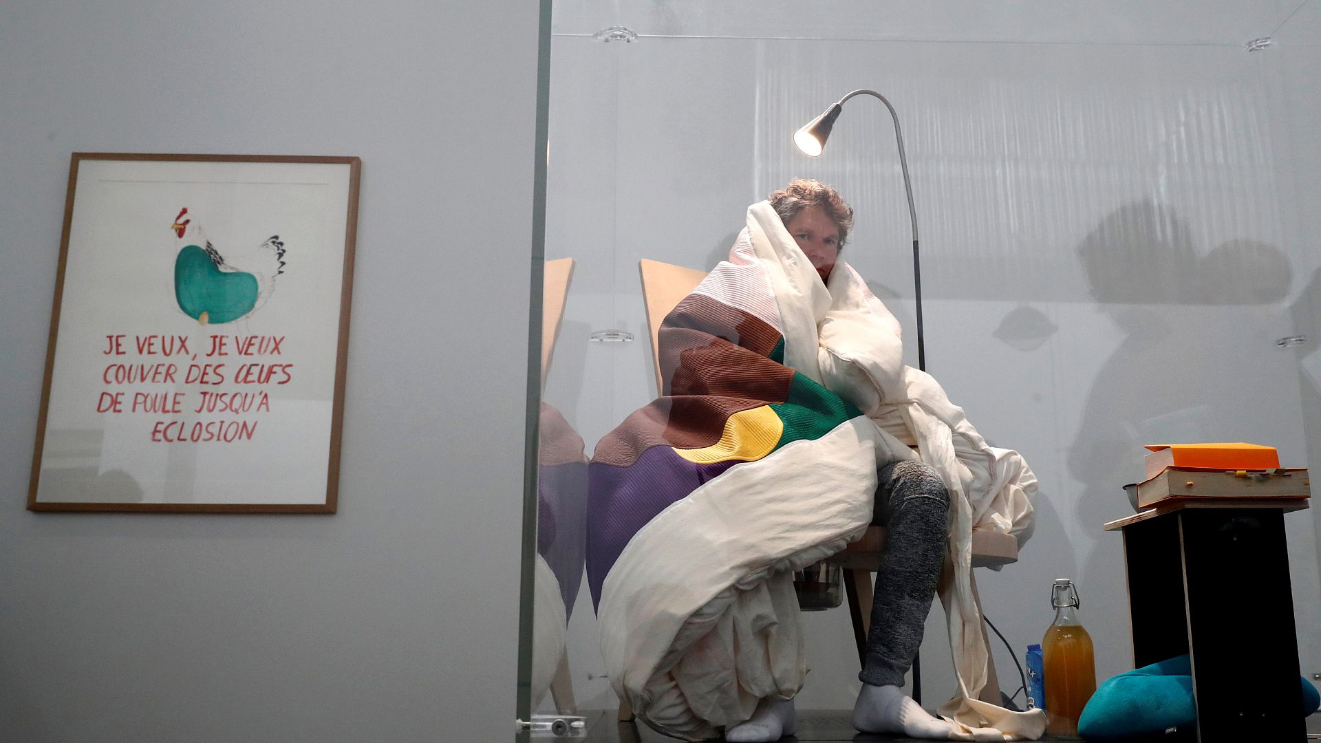 French performance artist attempts egg hatching | Euronews