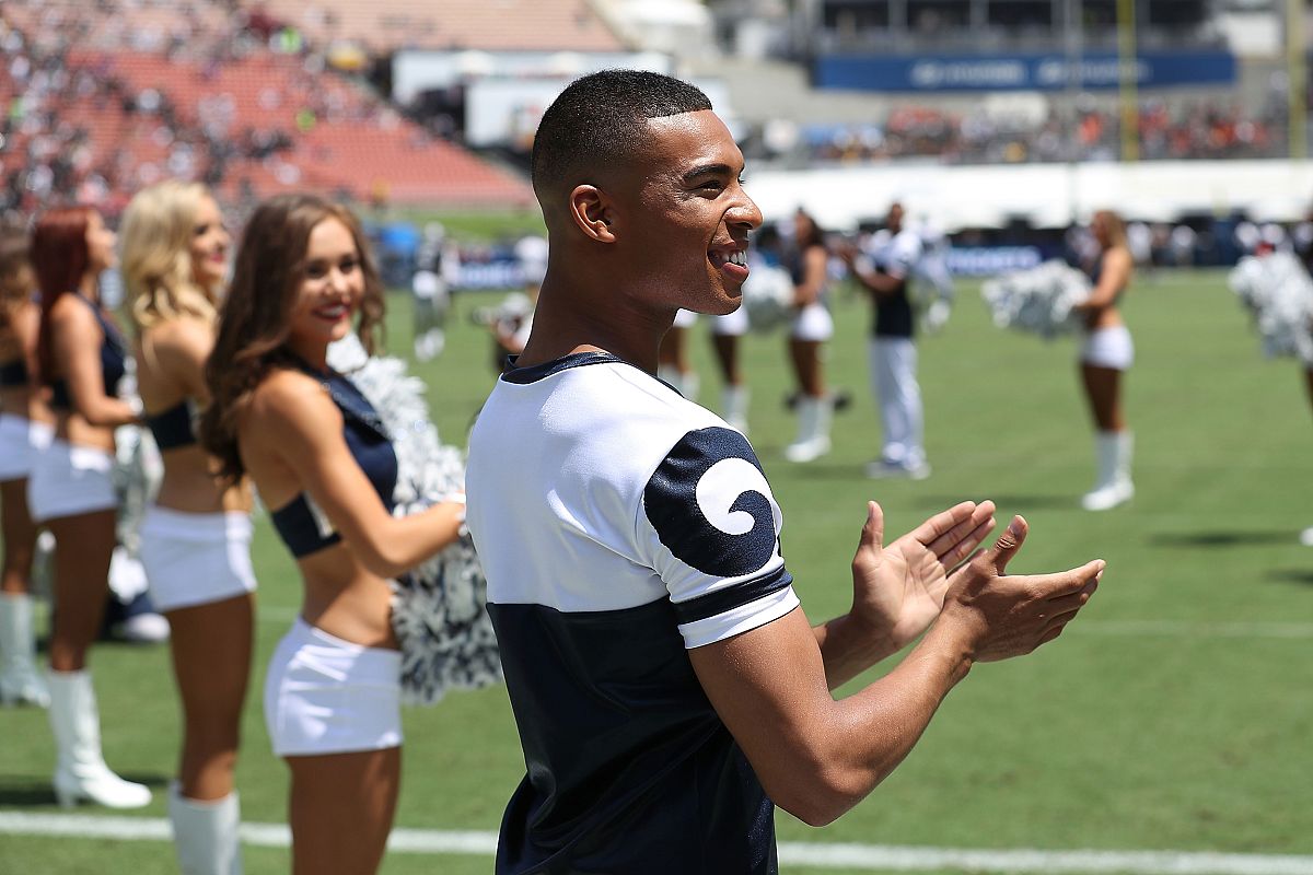 Meet the first 2 male cheerleaders to perform at the Super Bowl | Euronews