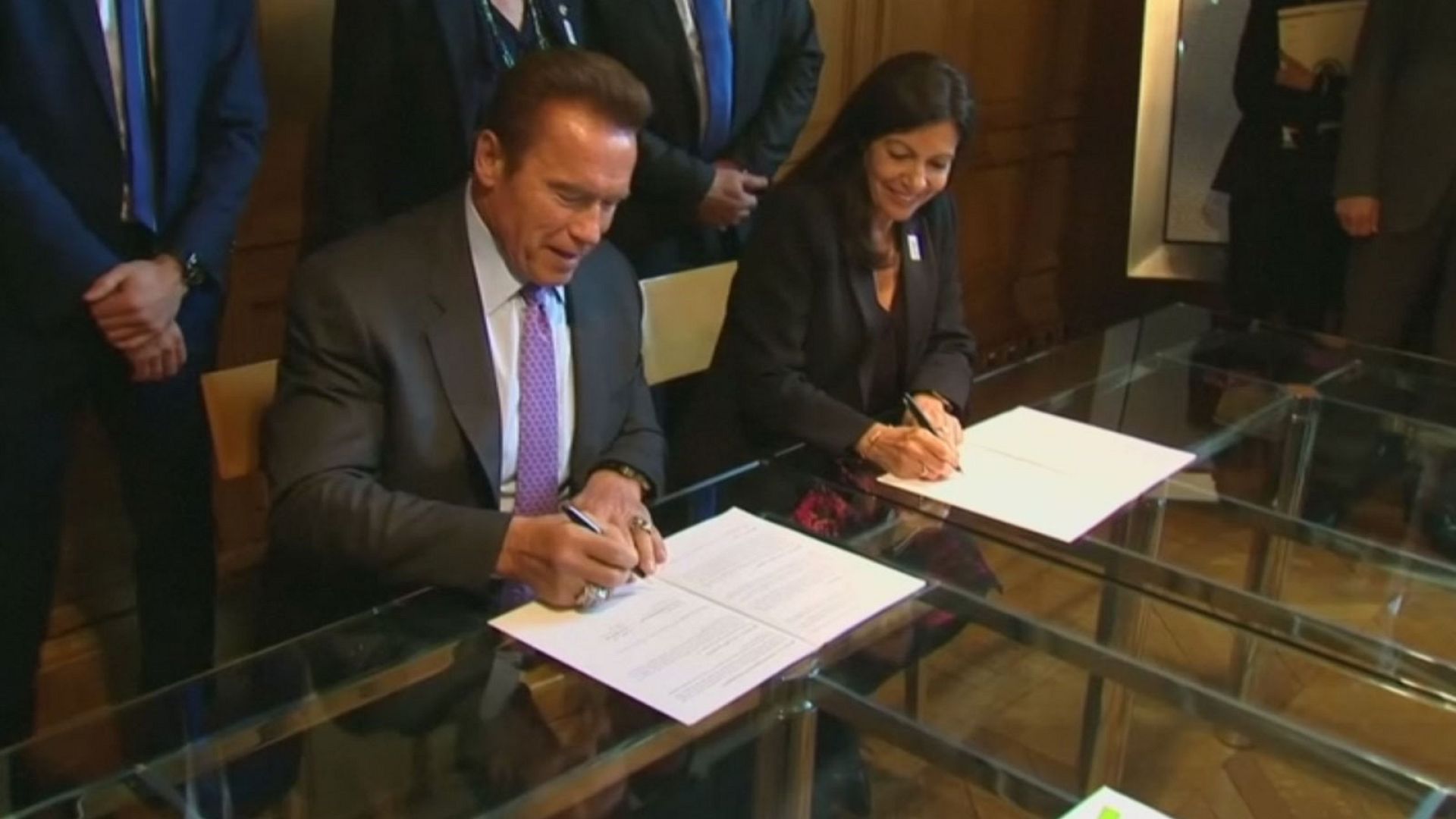 'Terminator' Schwarzenegger signs green pact with Paris mayor | Euronews