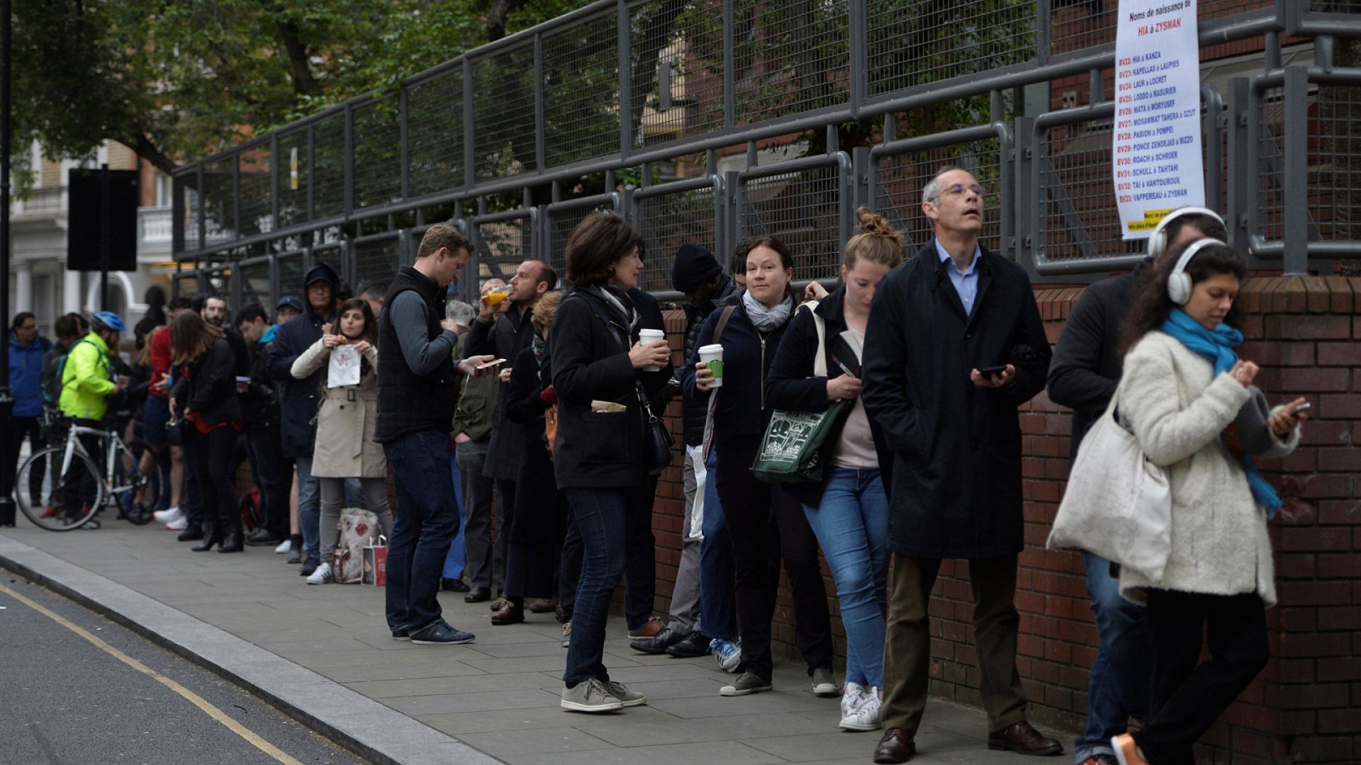 Video. Long queues in London | Euronews