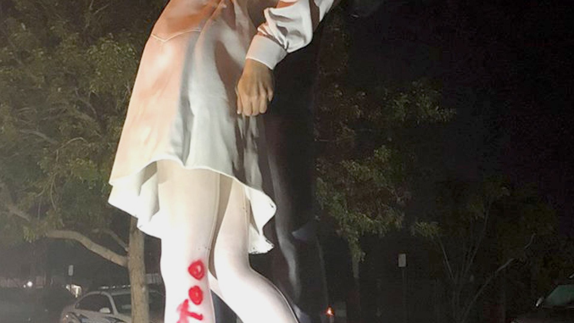Statue based on famous WWII 'kissing sailor' photo spray-painted with '#MeToo' | Euronews