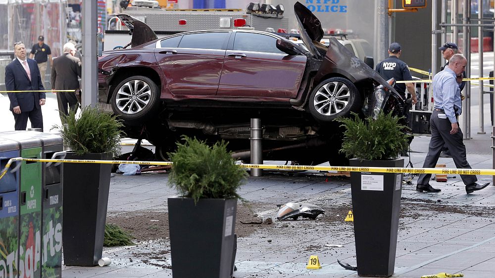 VIDEO : Car crash in New York's Times Square | Euronews