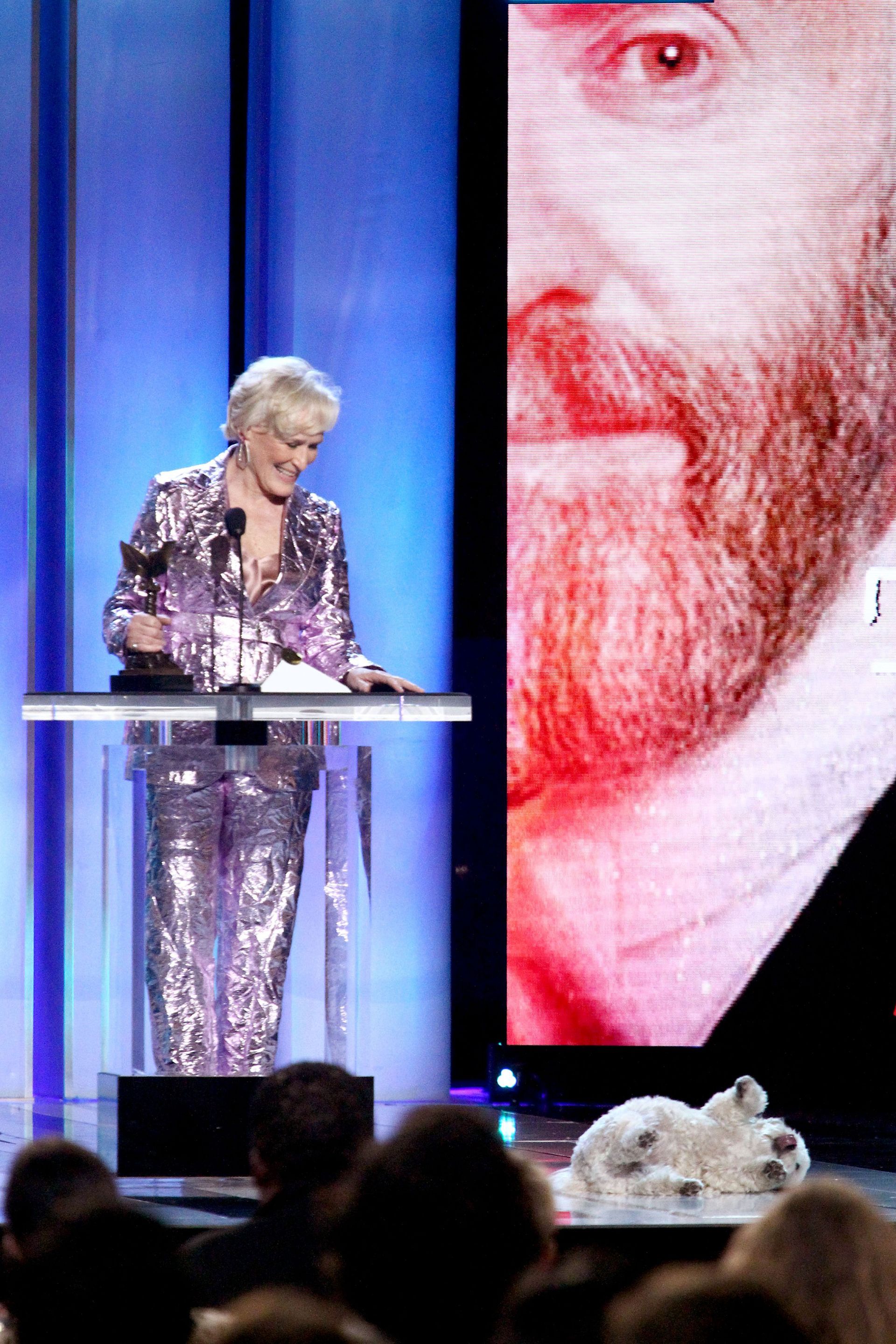 Glenn Close's adorable pup 'Sir Pippin' steals the show at awards ...