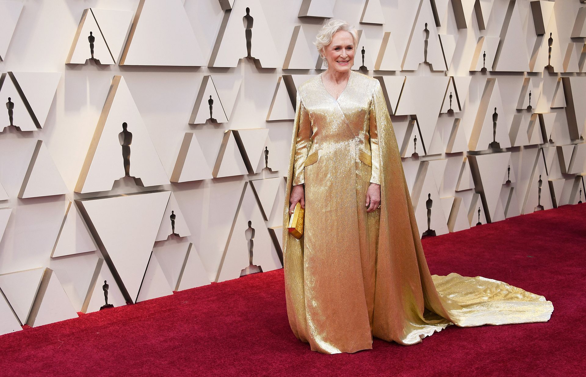 Glenn Close's golden Oscars gown had 4 million beads — and weighed 42 ...