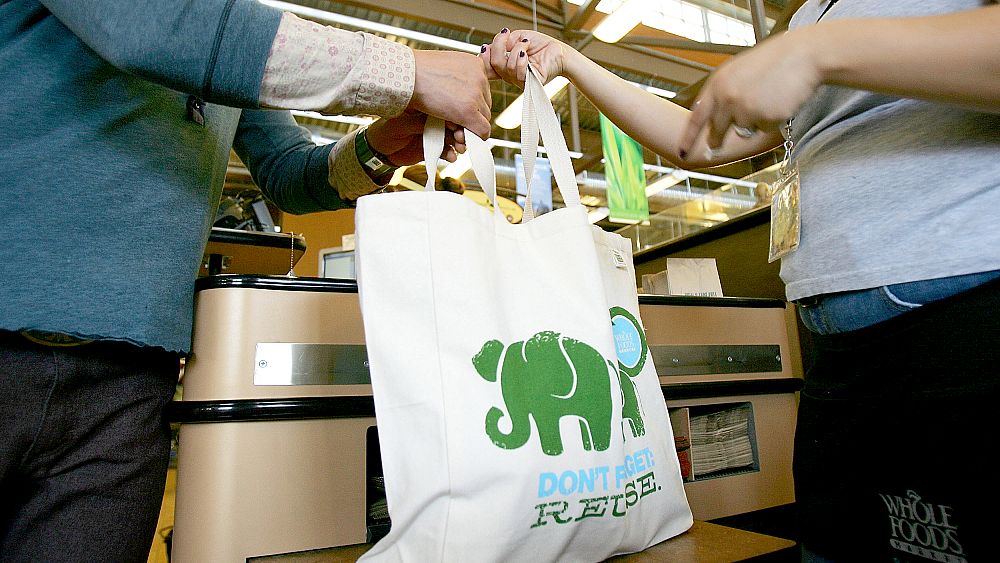 8 simple ways to cut back on plastic | Euronews