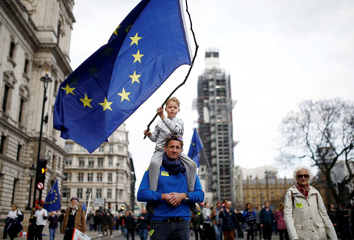 Hundreds of thousands of anti-Brexit marchers flood into London | Euronews