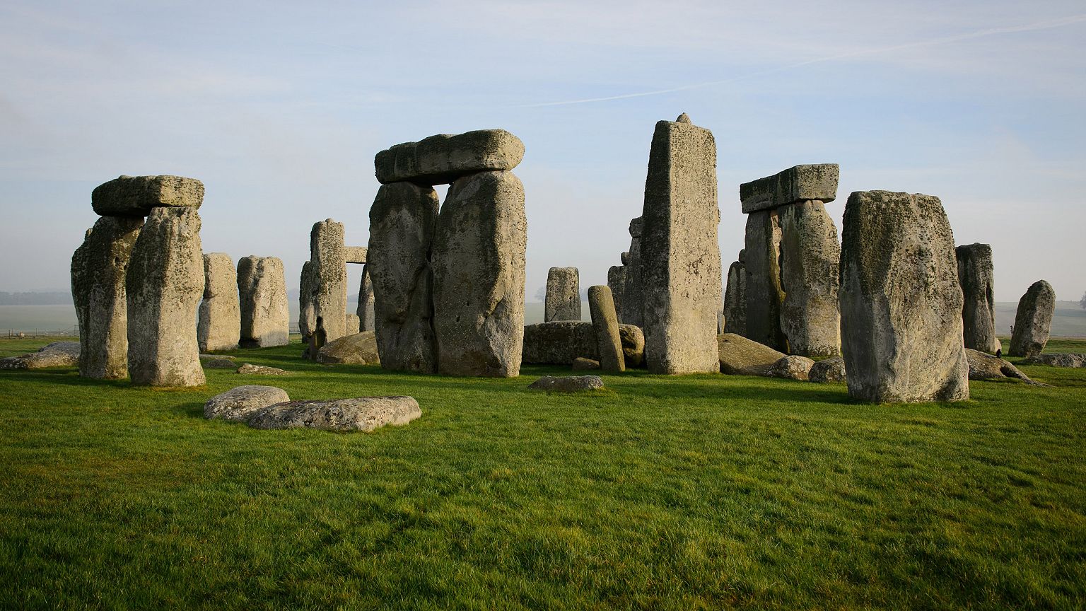 Stonehenge was built by descendants of Neolithic migrants, DNA study shows | Euronews