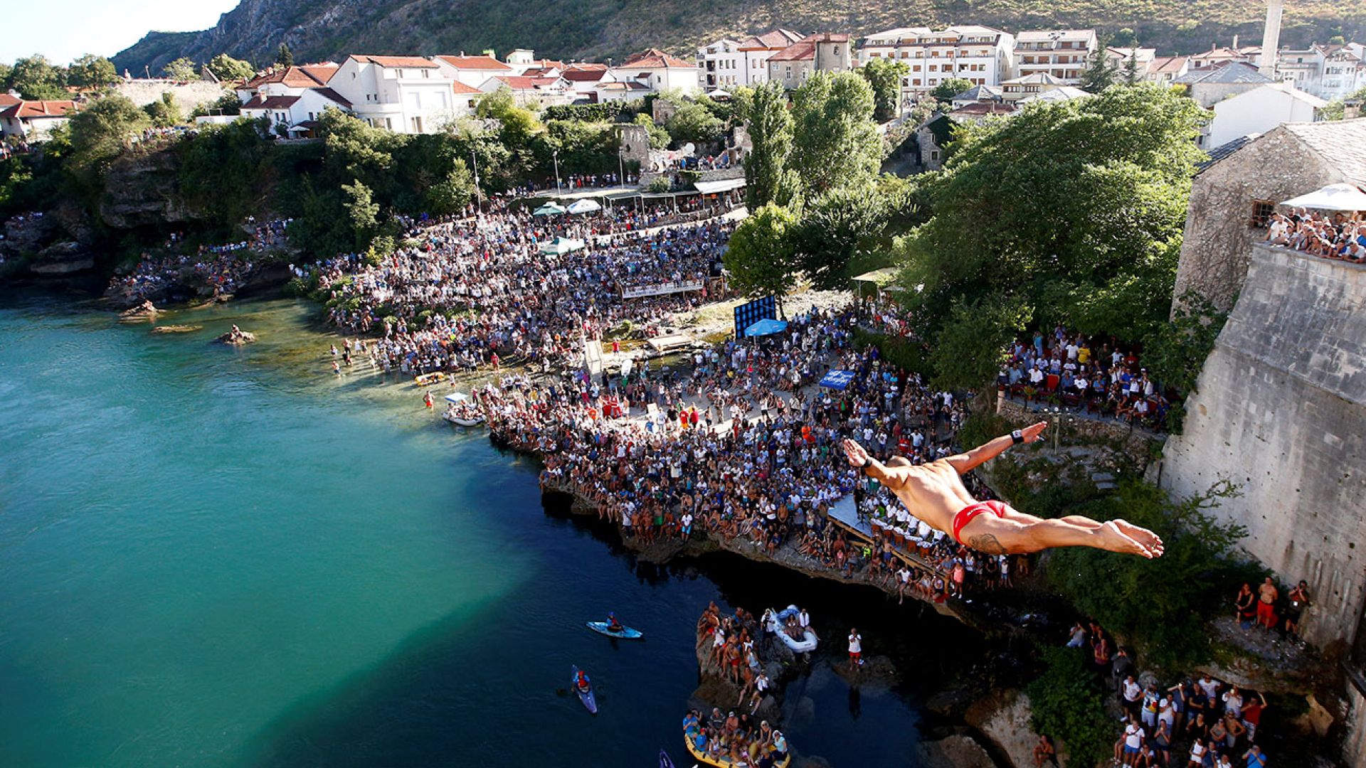 Bosnia: thousands watch Mostar bridge-jumping contest | Euronews