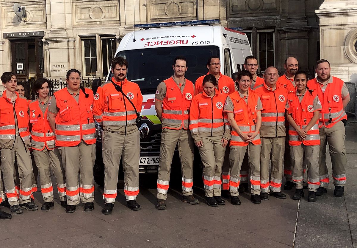 Paris firefighters formed a 'human chain' to save Notre Dame's ...
