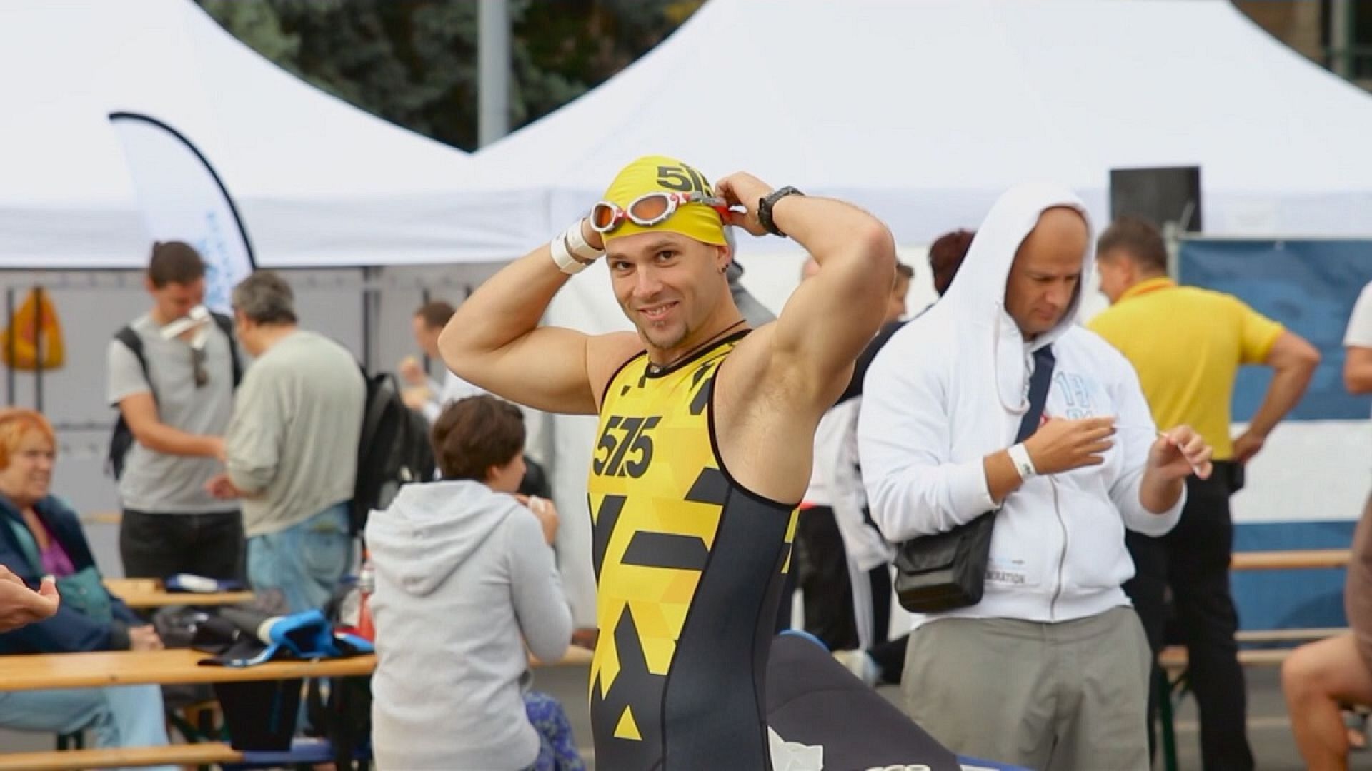 Daring swim across Danube in Budapest Urban Games | Euronews