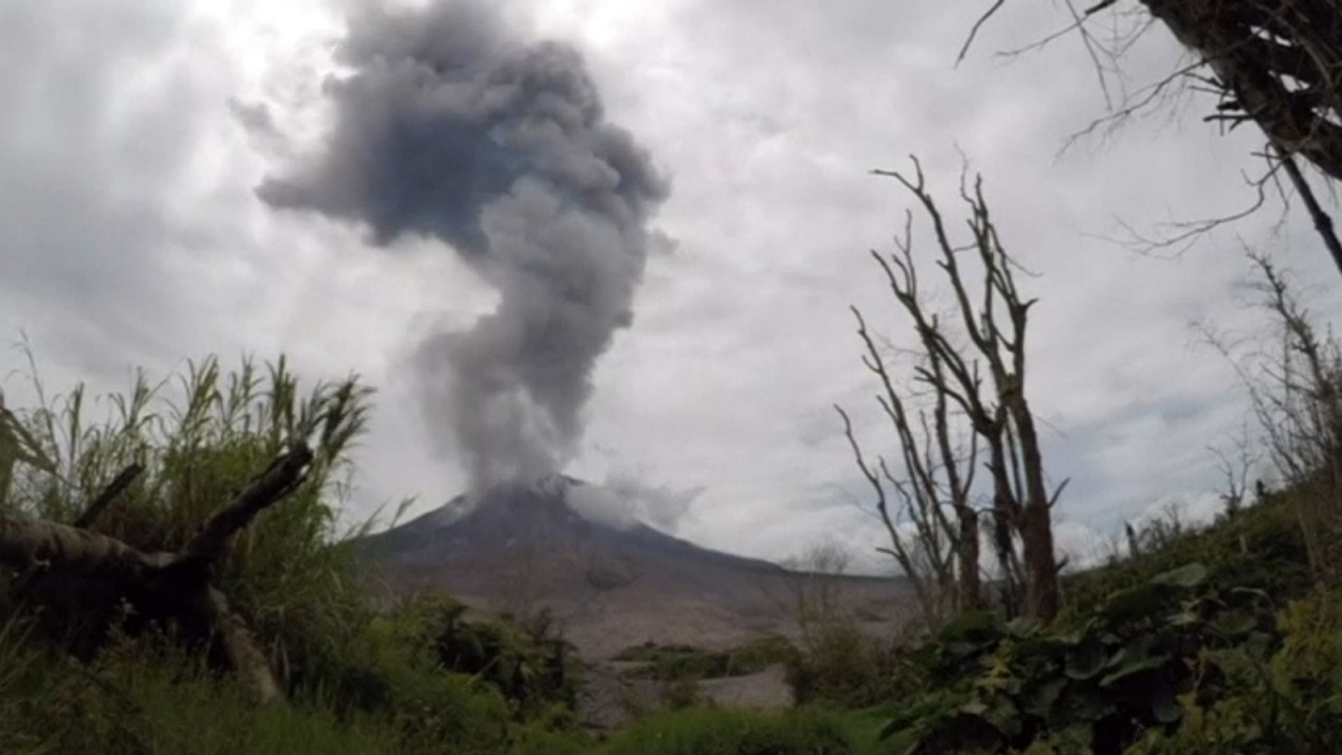 Time-lapse video shows volcano erupting in Indonesia | Euronews