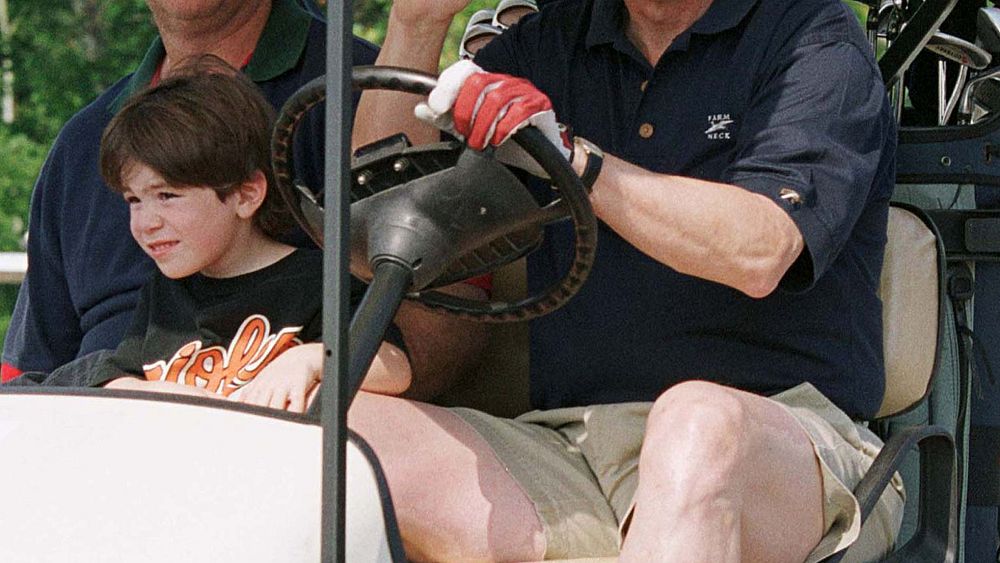 Hillary Clinton's youngest brother, Tony Rodham, dies | Euronews