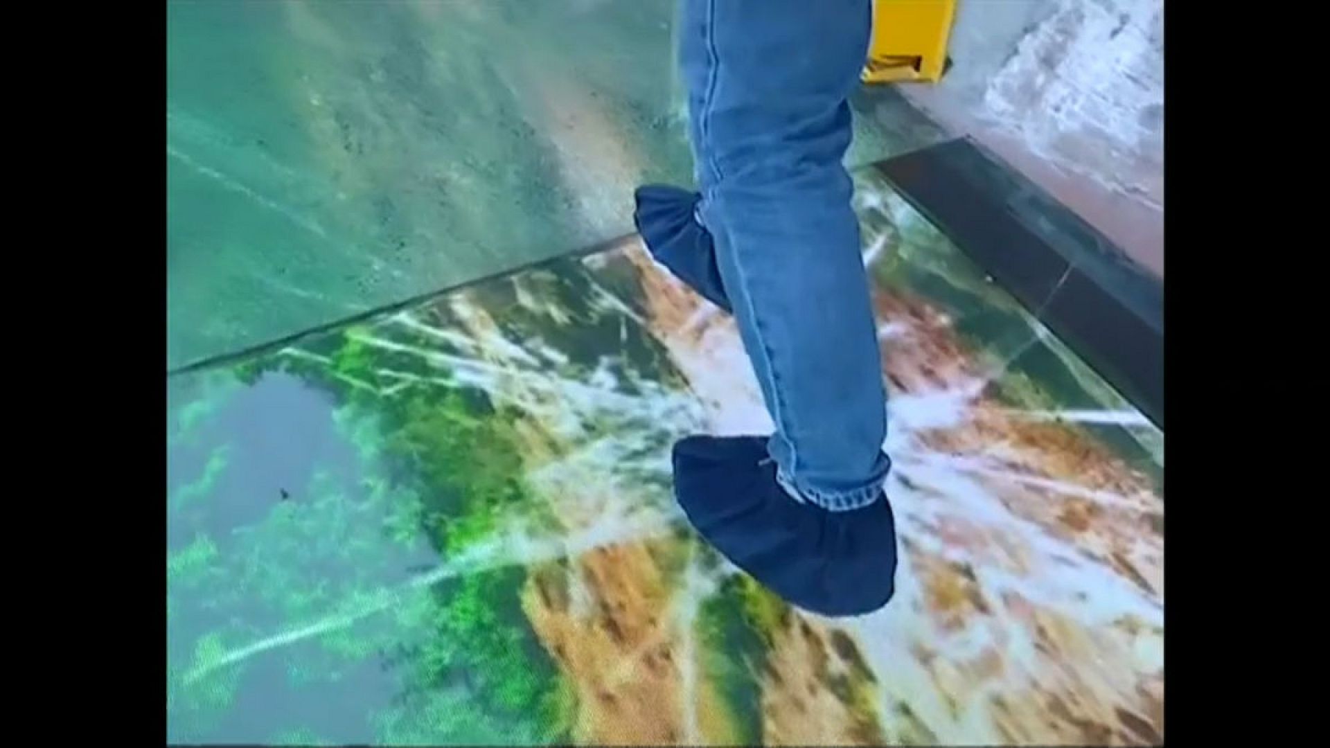 Video. New glass skywalk opens in China | Euronews