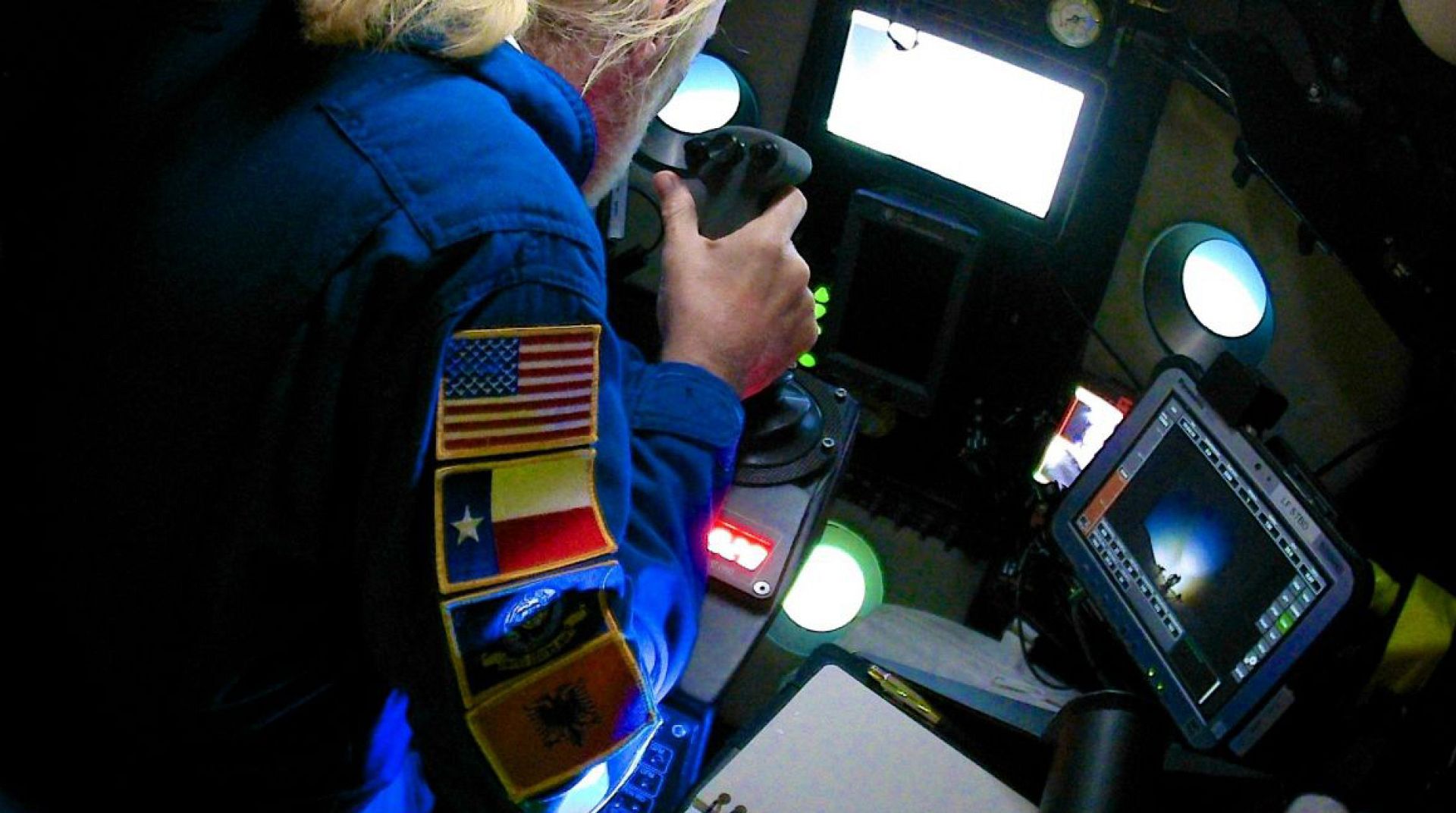 Undersea explorer becomes the first to reach deepest point of all five ...