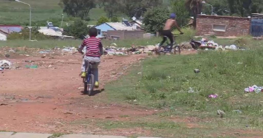 South Africa:Soweto's pollution alarms residents,children at risk ...