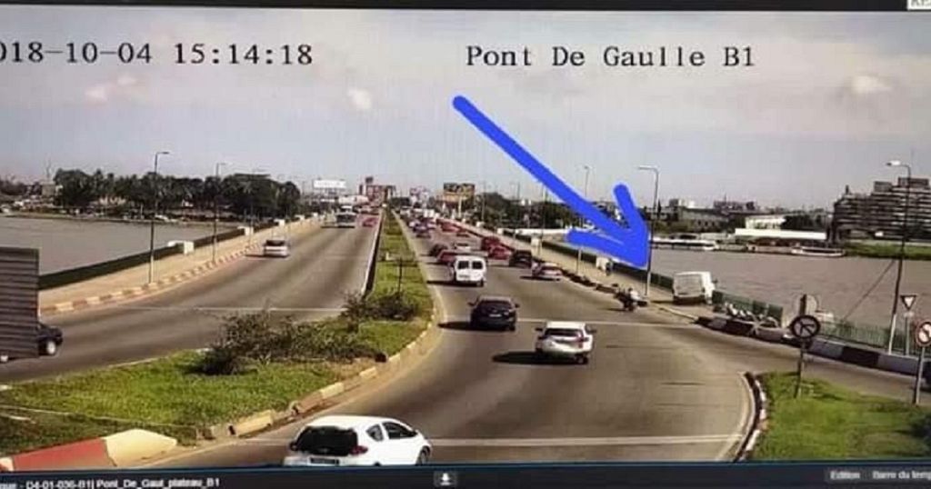 Côte d'Ivoire : à Abidjan, un mini-bus, avec des passagers à bord ...