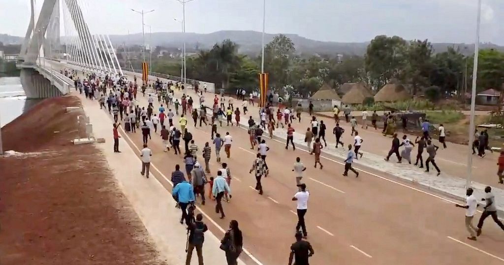 Thousands race to witness new Nile Bridge in Uganda | Africanews