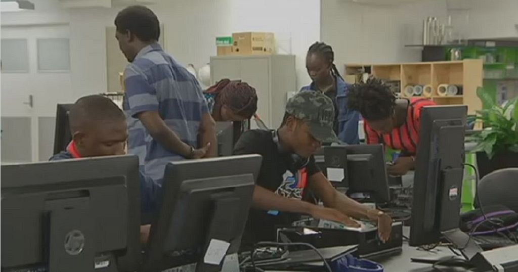 African migrants learn how to build computers in Australia | Africanews