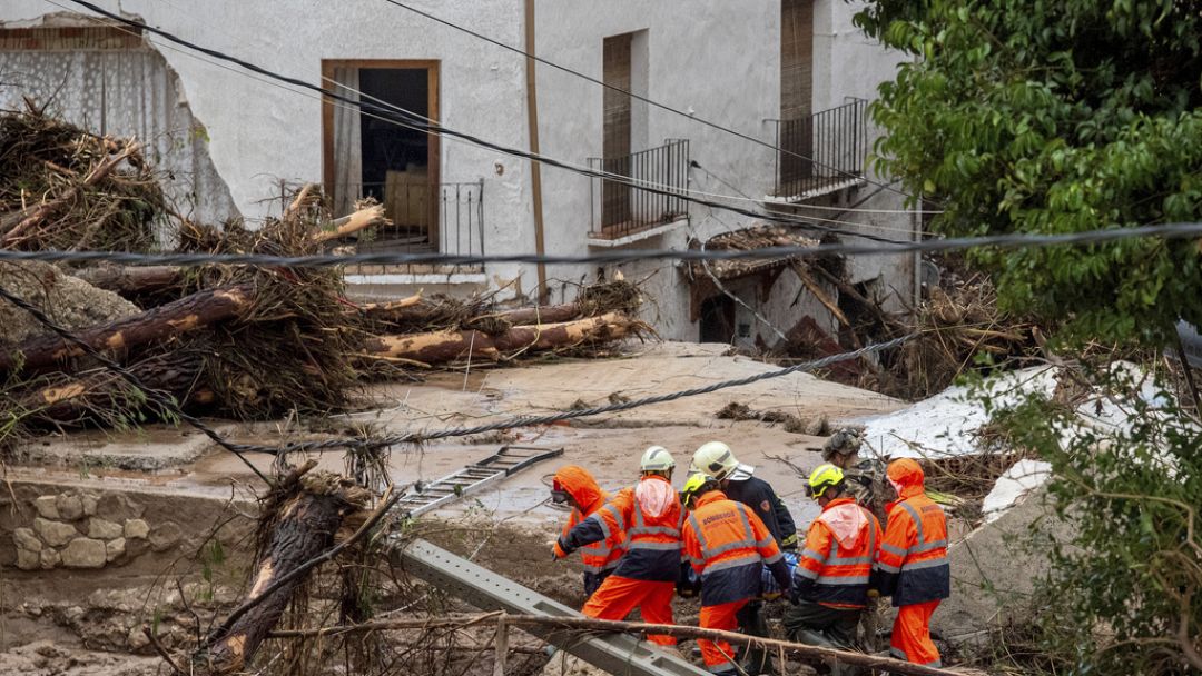 Más de 90 muertos y decenas de atrapados en Valencia en la peor DANA del siglo | Euronews