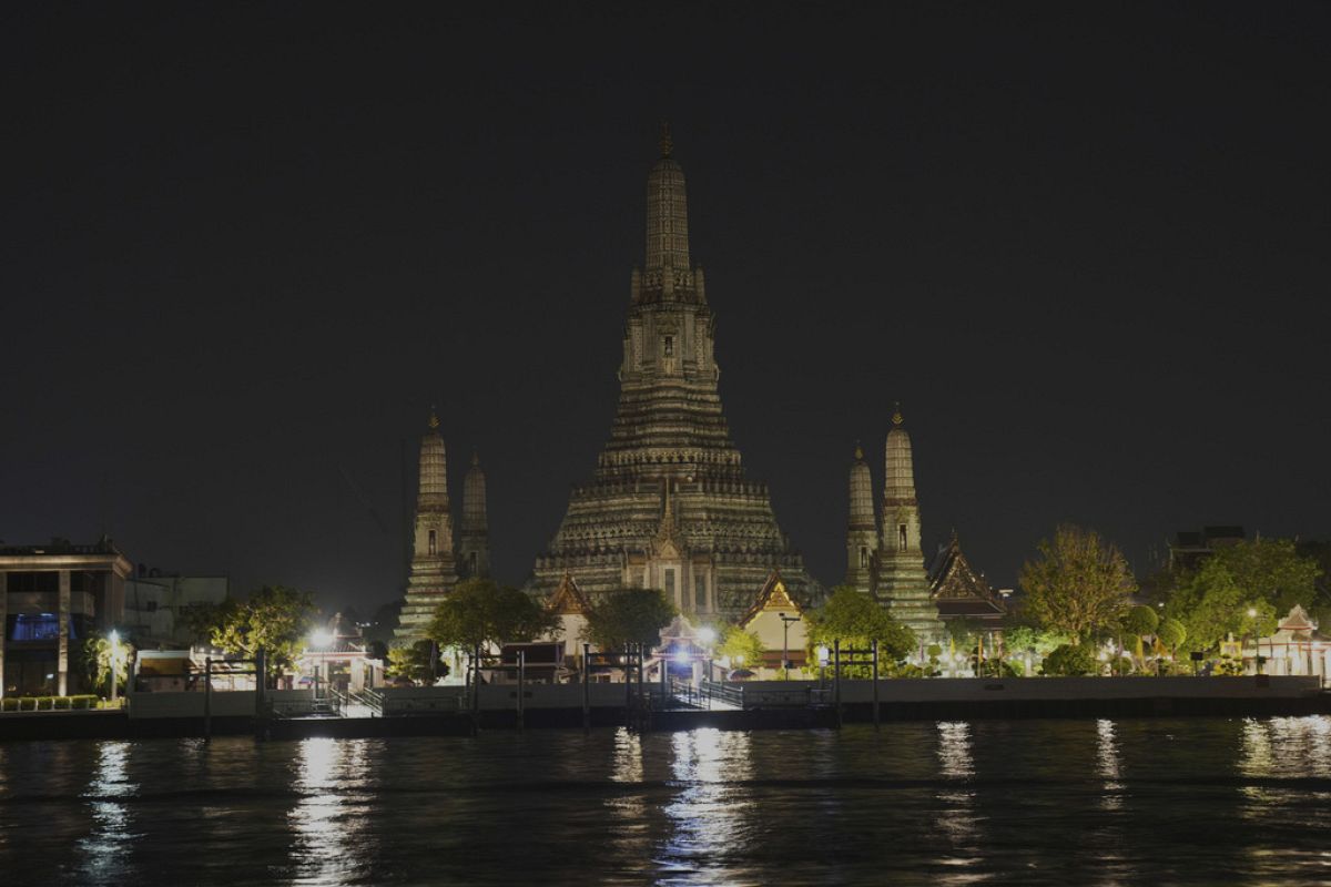 Lights go out on famous monuments around the world to mark Earth Hour ...